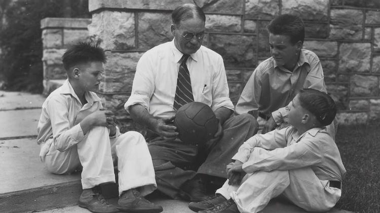 Dr. James Naismith : l'inventeur du basketball raconte le jour où il a ...