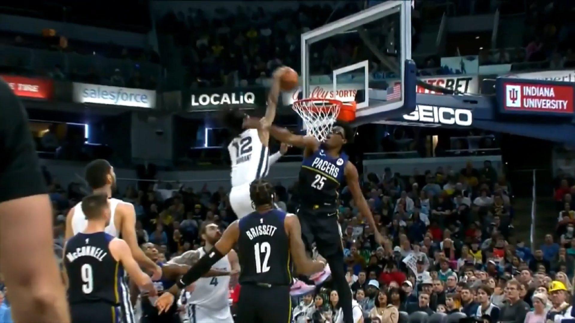 Ja Morant a DÉ-TRUIT Jalen Smith : le dunk de l'année en NBA