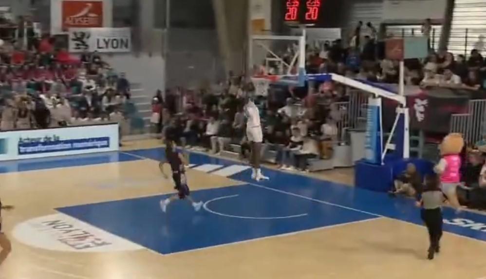Dominique Malonga, la première Française à dunker en match