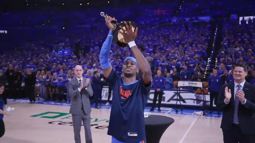 Shai Gilgeous-Alexander a reçu son trophée de MVP devant son public
