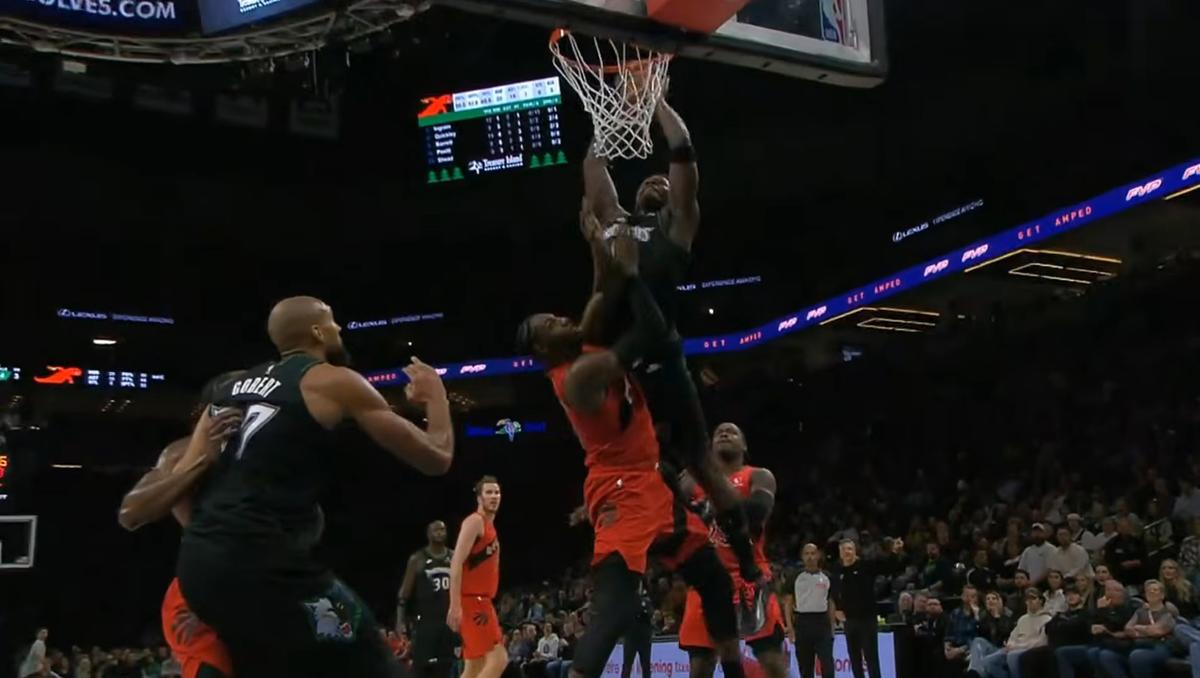 Anthony Edwards postérise R.J. Barrett avec un dunk "à la D-Rose"